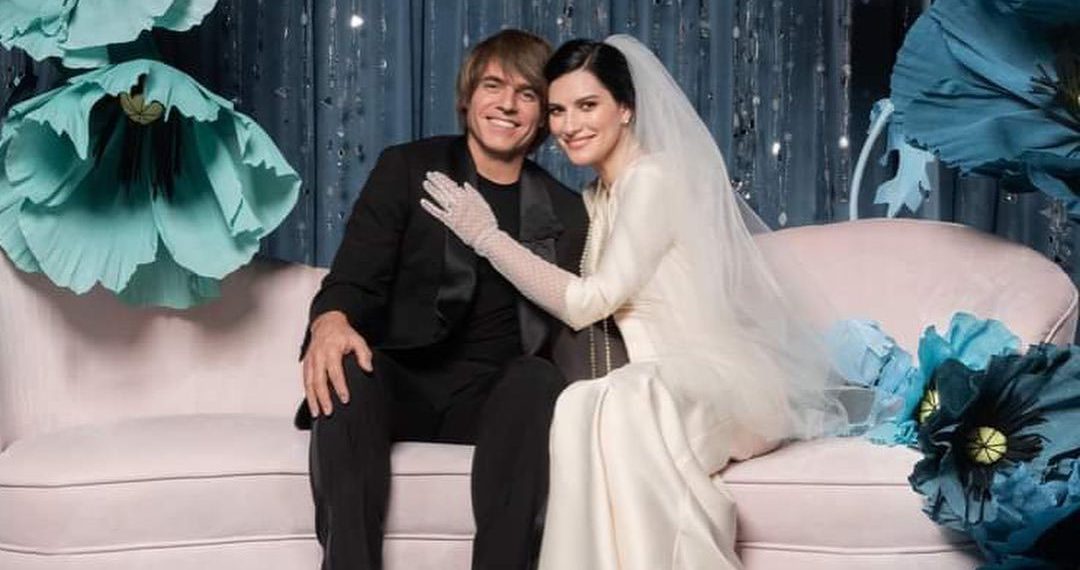Laura Pausini si inginocchia a Paolo e dopo due anni si sposano.